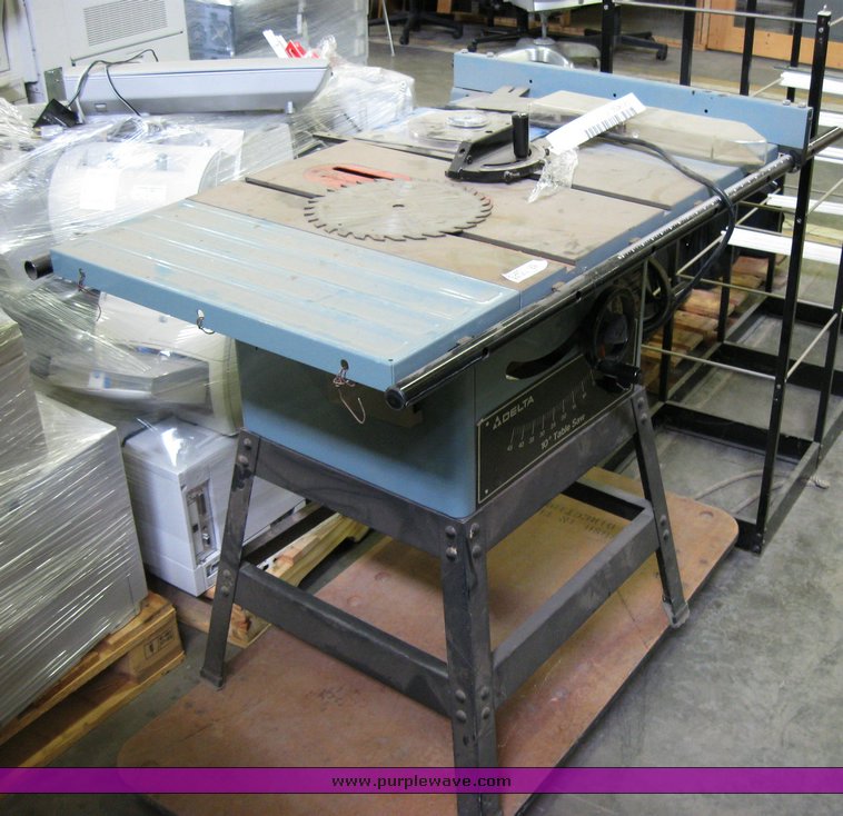 Delta 10" table saw with stand and extra blades in Topeka, KS | Item ...