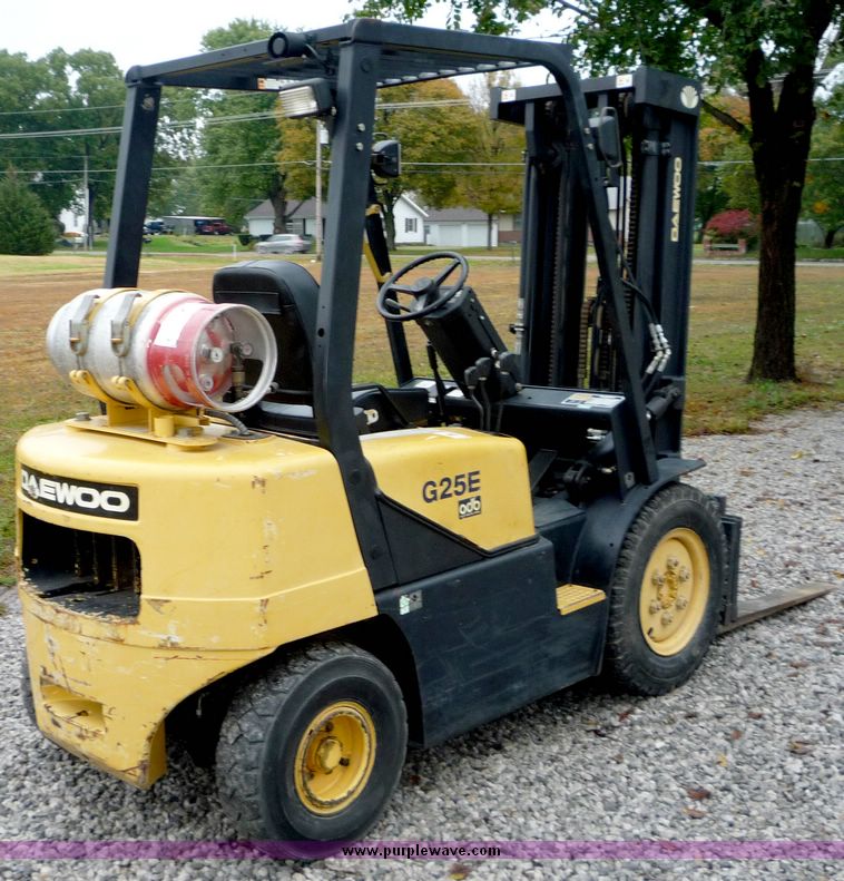 Daewoo G25E-3 forklift in Lawrence, KS | Item 2088 sold | Purple Wave