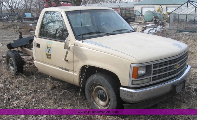 1990 Chevrolet C2500 in Manhattan, KS | Item 3391 sold | Purple Wave