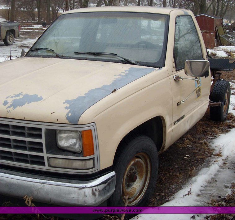 1990 Chevrolet C2500 in Manhattan, KS | Item 3391 sold | Purple Wave