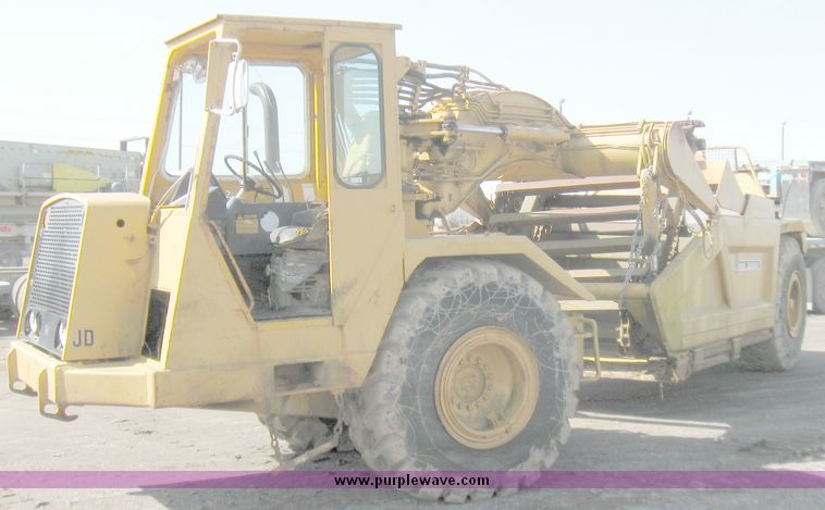 1977 John Deere 762 scraper in Perry, KS | Item 2125 sold | Purple Wave