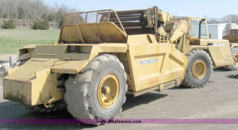 1977 John Deere 762 scraper in Perry, KS | Item 2125 sold | Purple Wave
