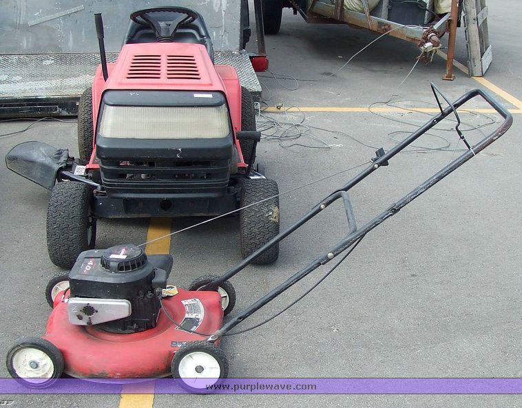 MTD 38" cut lawn mower in Manhattan, KS | Item 2030 sold | Purple Wave