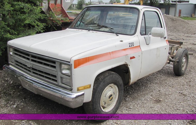 1985 Chevrolet C20 in Fort Scott, KS | Item 3302 sold | Purple Wave