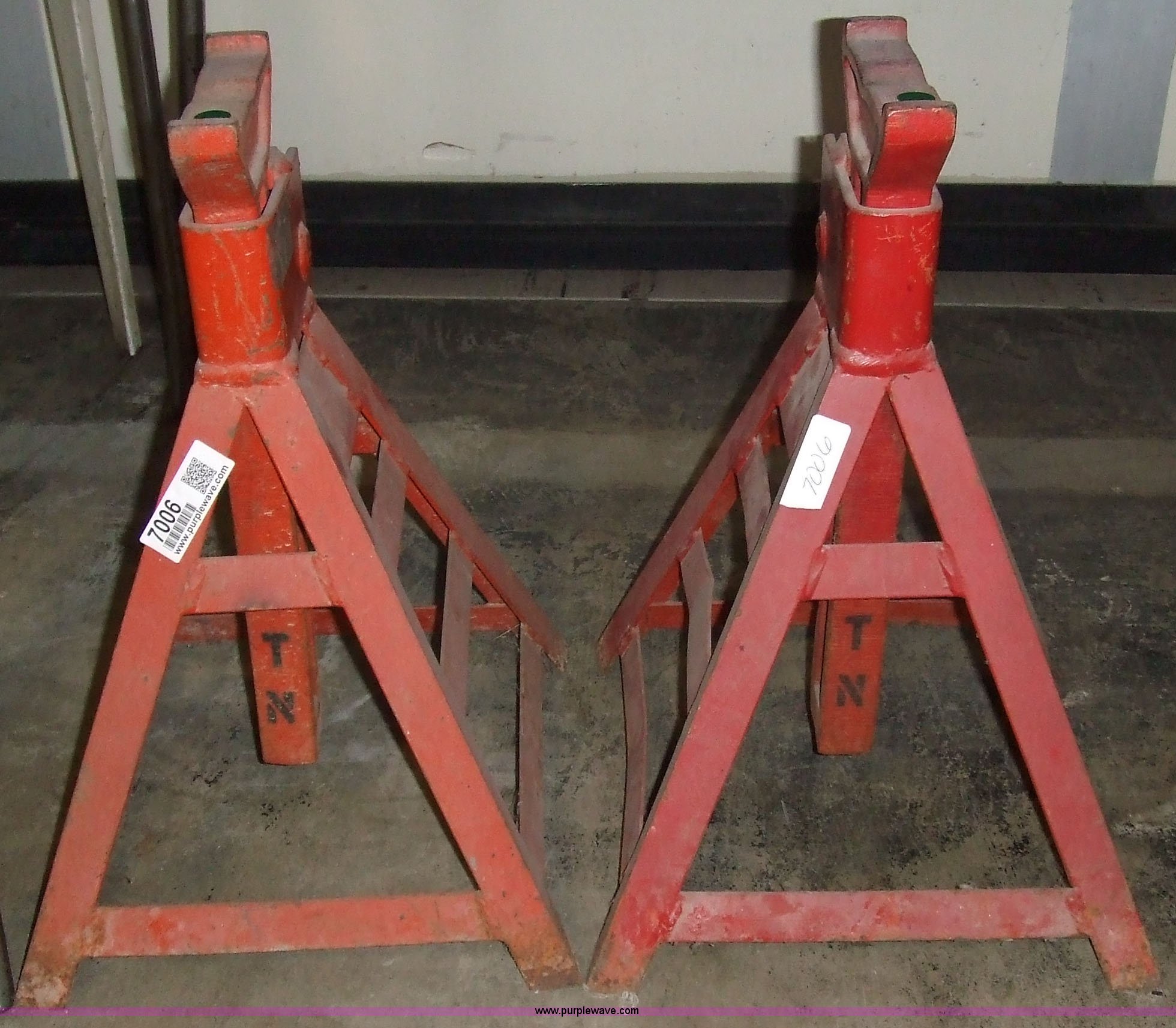 7 ton jack stands in Ft. Riley, KS | Item 7006 sold | Purple Wave