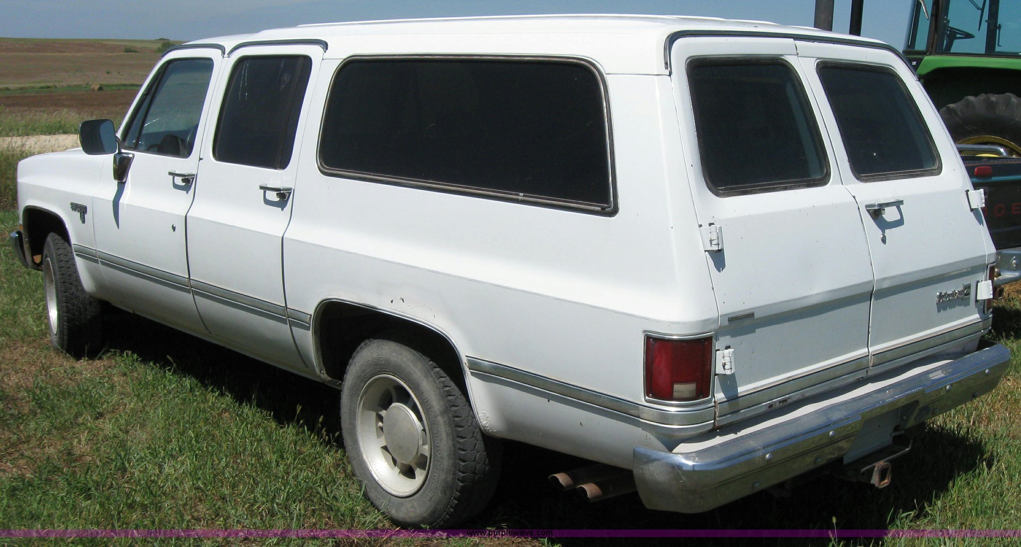 1987 Chevrolet R20 Suburban in Beloit, KS | Item 2653 sold | Purple Wave