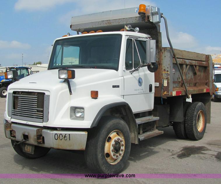 2002 Freightliner FL80 single axle dump truck in Wichita, KS | Item 6957 sold | Purple Wave