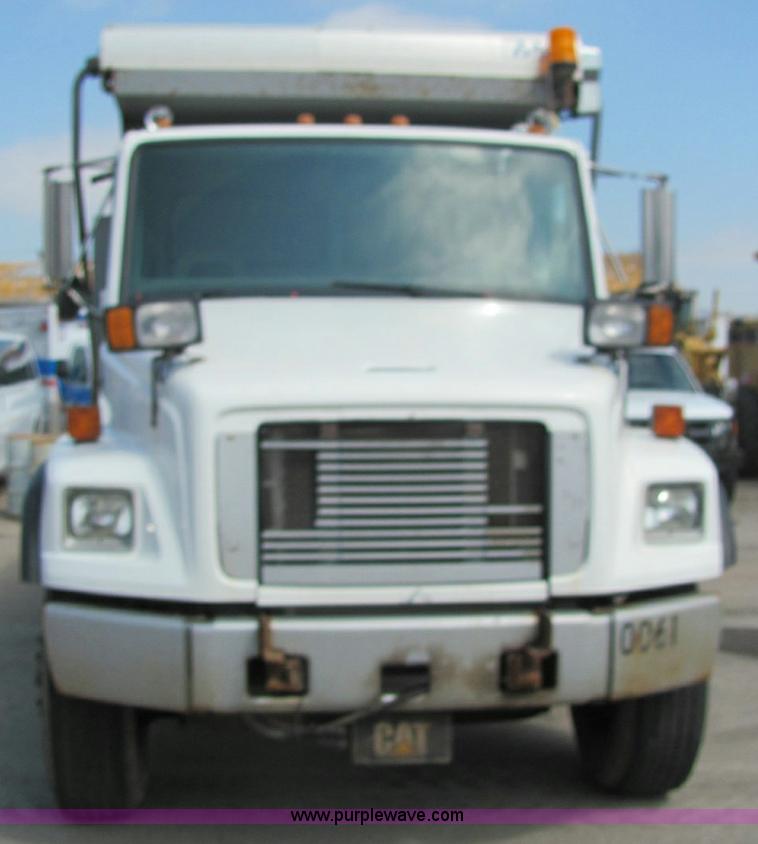 2002 Freightliner FL80 single axle dump truck in Wichita, KS | Item 6957 sold | Purple Wave