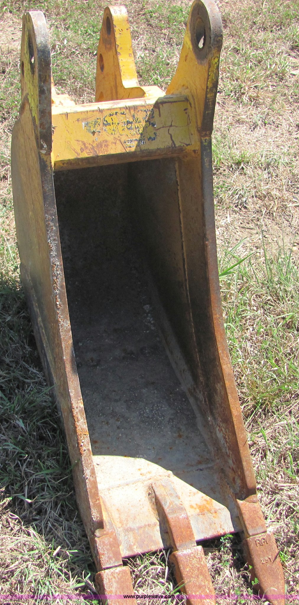 Case 12" backhoe bucket in Fredonia, KS | Item 9885 sold | Purple Wave