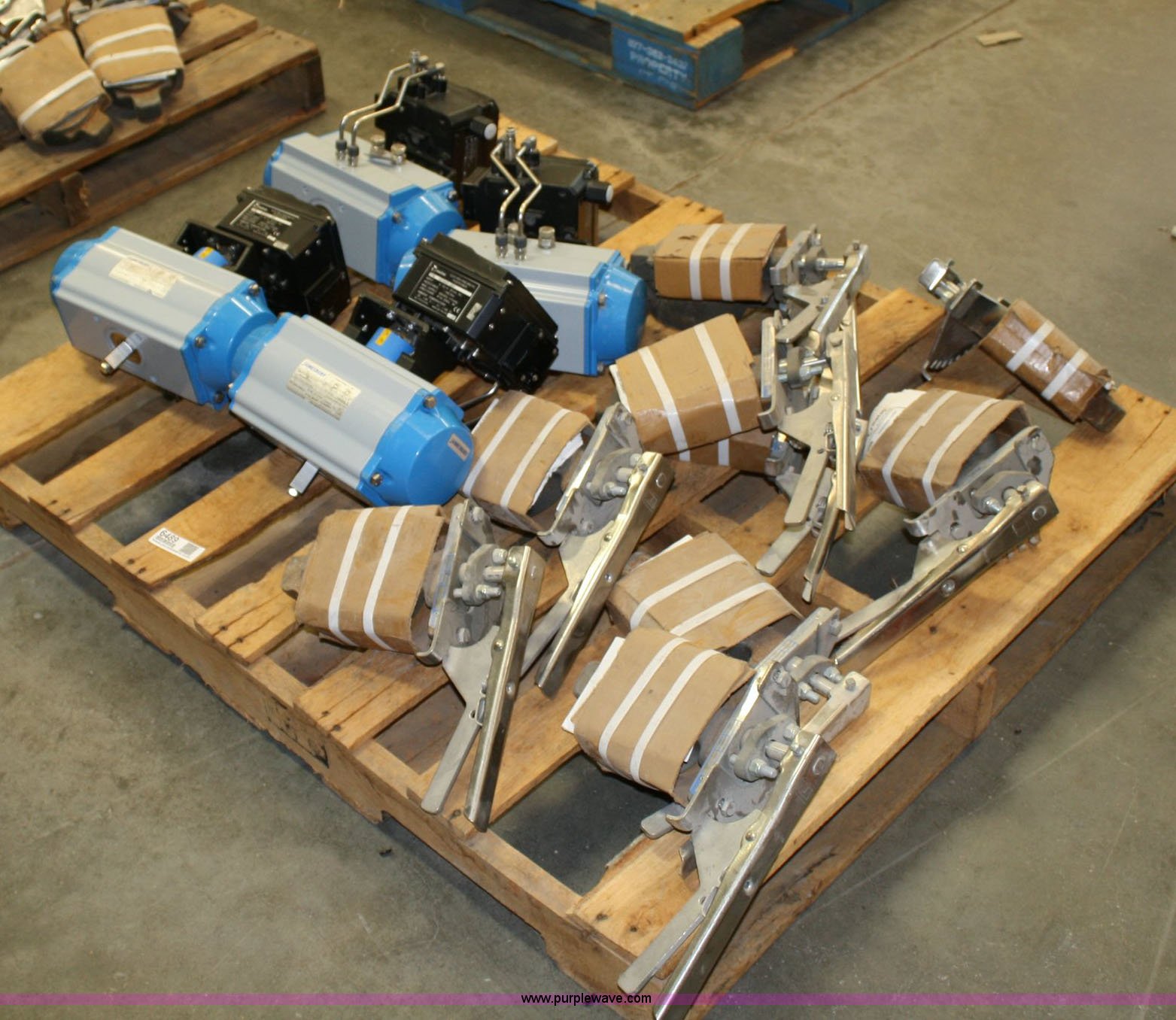 (4) Jamesbury valve actuator in Colwich, KS | Item 6489 sold | Purple Wave