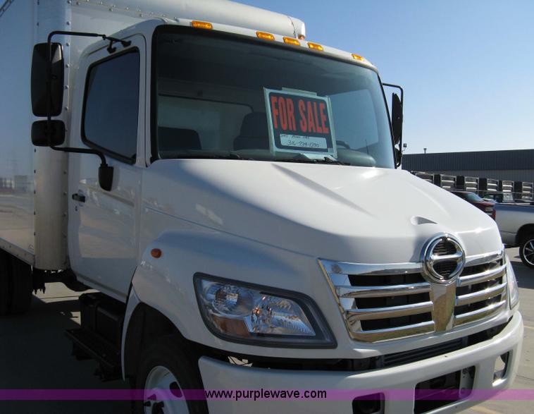 2007 Hino 185 box truck in Wichita, KS | Item 8068 sold | Purple Wave