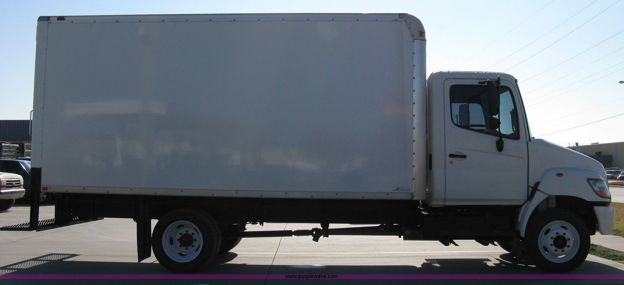 2007 Hino 185 box truck in Wichita, KS | Item 8068 sold | Purple Wave