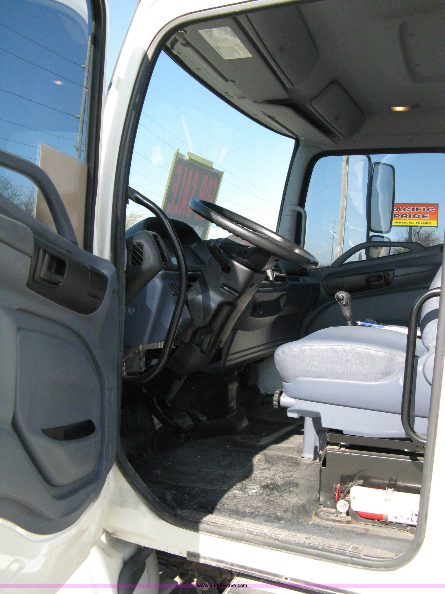 2007 Hino 185 box truck in Wichita, KS | Item 8068 sold | Purple Wave