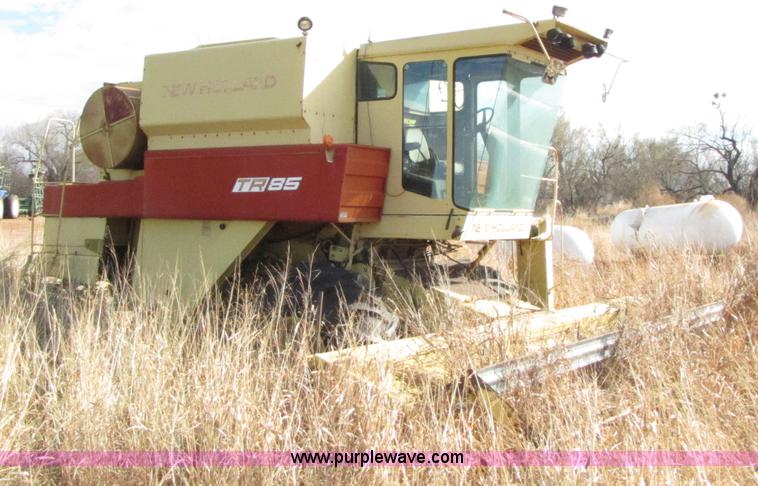 1981 New Holland TR85 combine in Crowell, TX | Item 3505 sold | Purple Wave