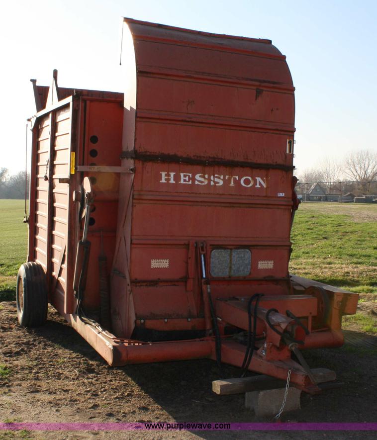 Hesston Stackhand in Lawrence, KS | Item 4821 sold | Purple Wave