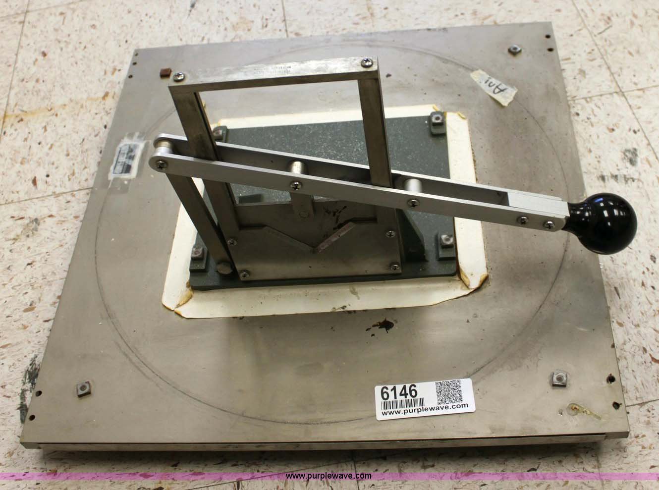 Small animal guillotine in Wichita, KS | Item 6146 sold | Purple Wave