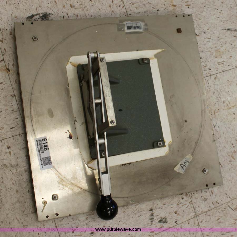 Small animal guillotine in Wichita, KS | Item 6146 sold | Purple Wave