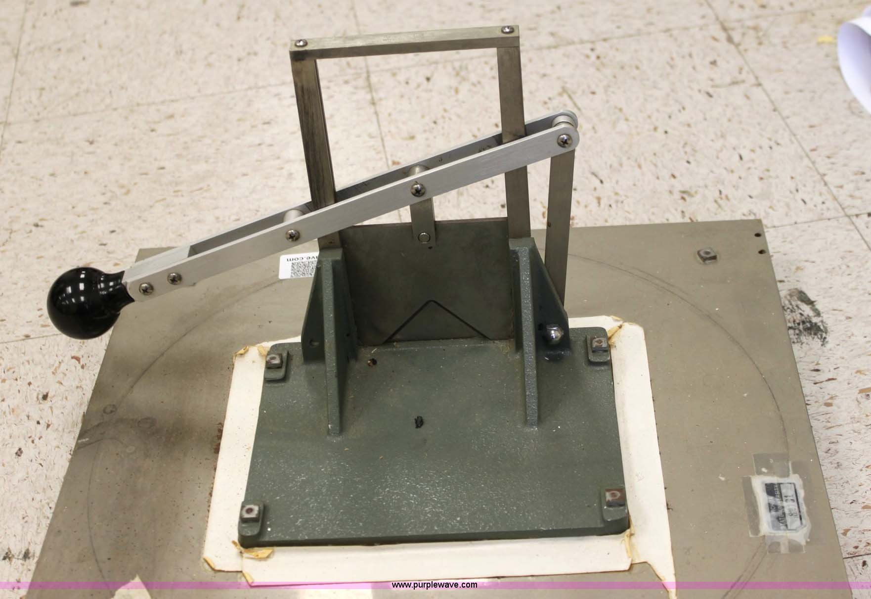 Small animal guillotine in Wichita, KS | Item 6146 sold | Purple Wave