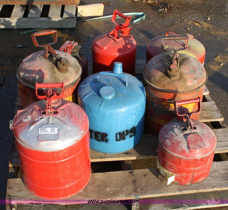 (8) assorted gas cans in Topeka, KS | Item 4907 sold | Purple Wave
