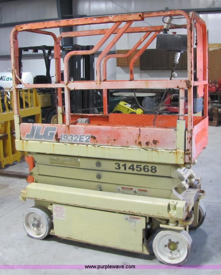 2001 JLG 1932-E2 scissor lift in Lincoln, NE | Item 5301 sold | Purple Wave