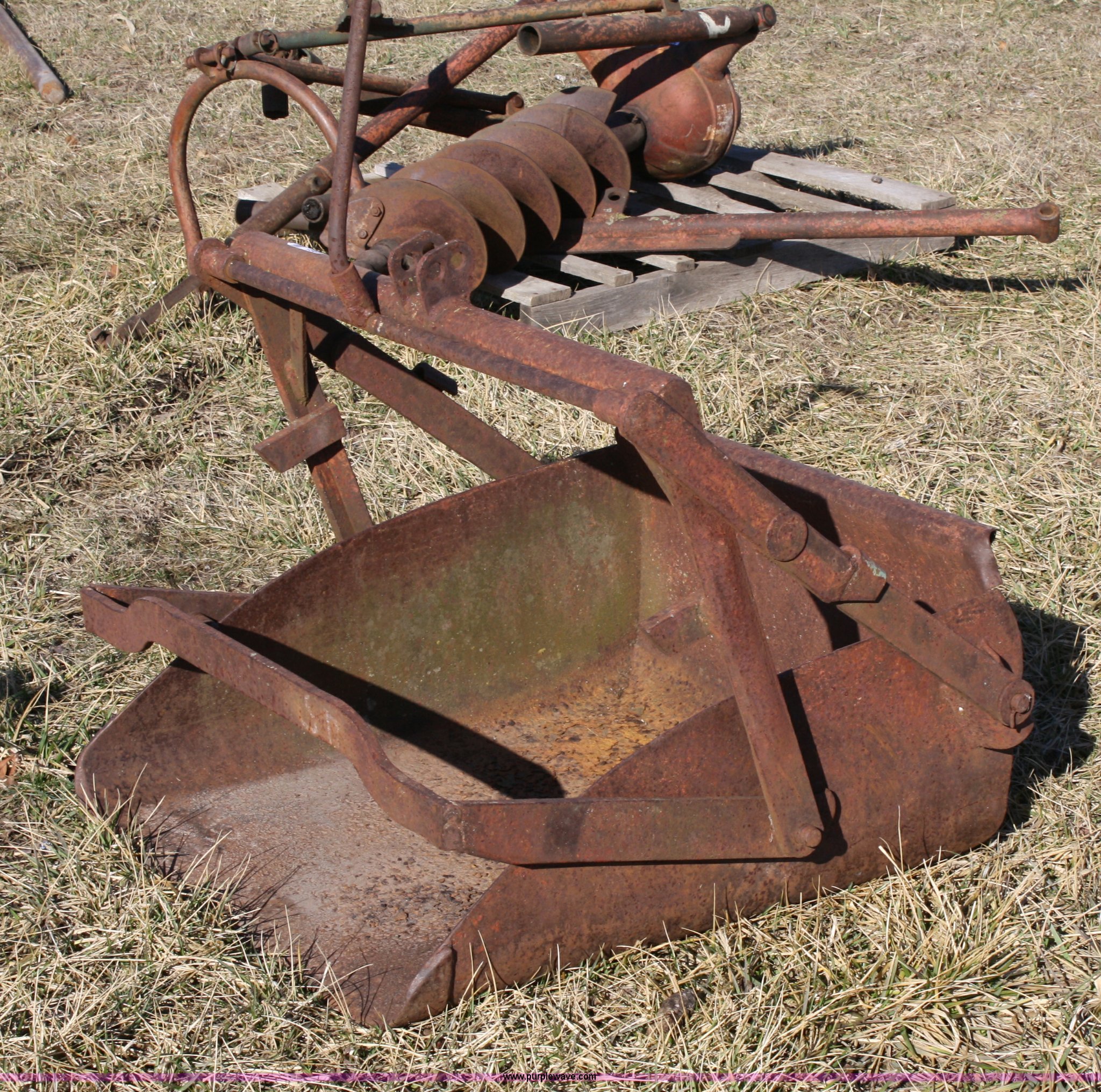 Dearborn 29" three point bucket in Paola, KS | Item 4961 sold | Purple Wave