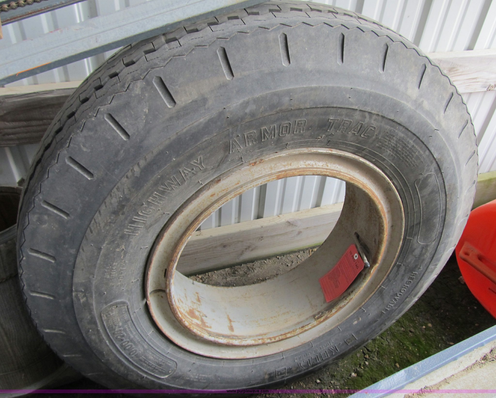 Armor trac tire in Eldridge, IA | Item 4082 sold | Purple Wave