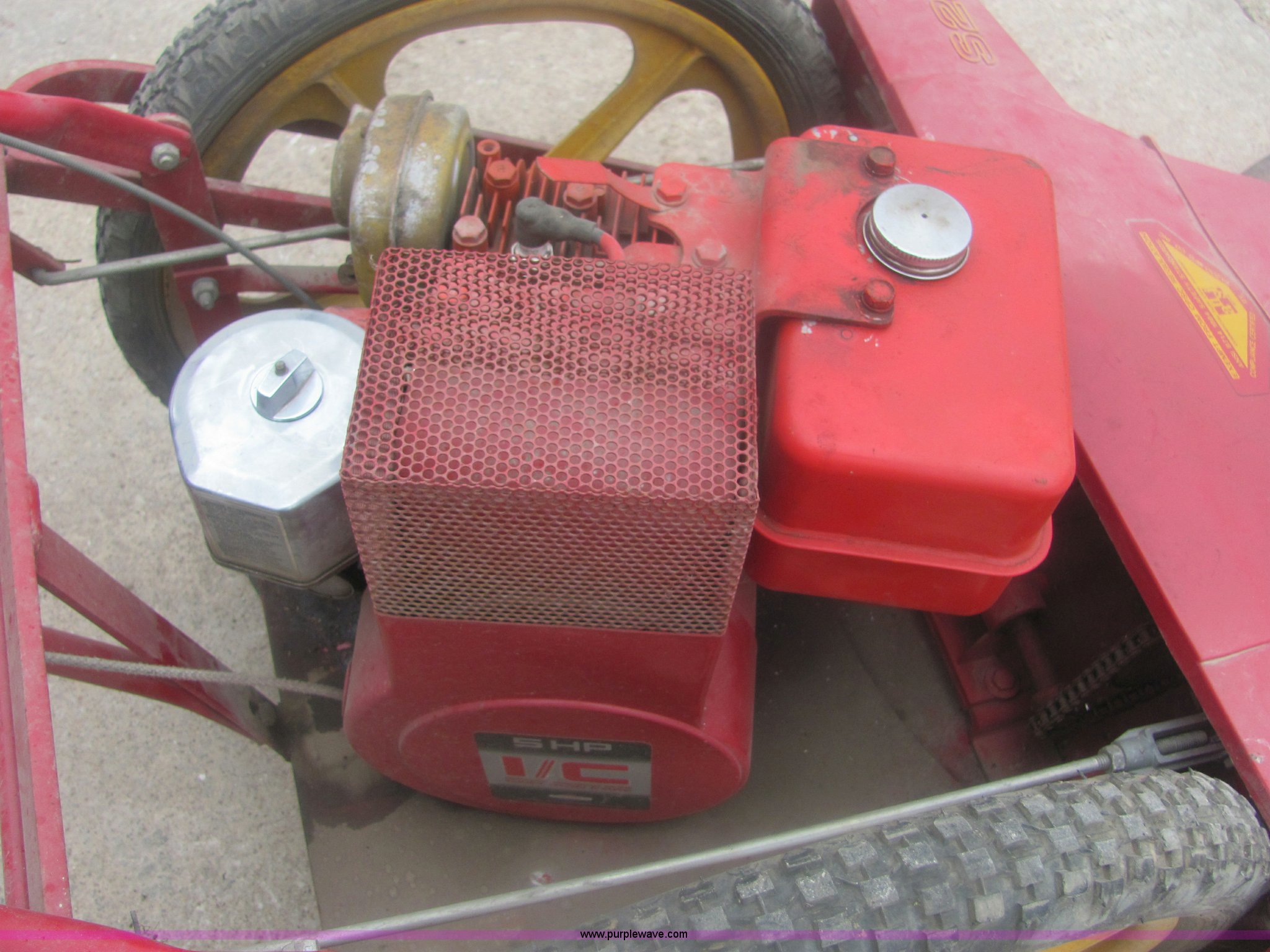 Yazoo Master Mower in Neodesha, KS | Item 6943 sold | Purple Wave