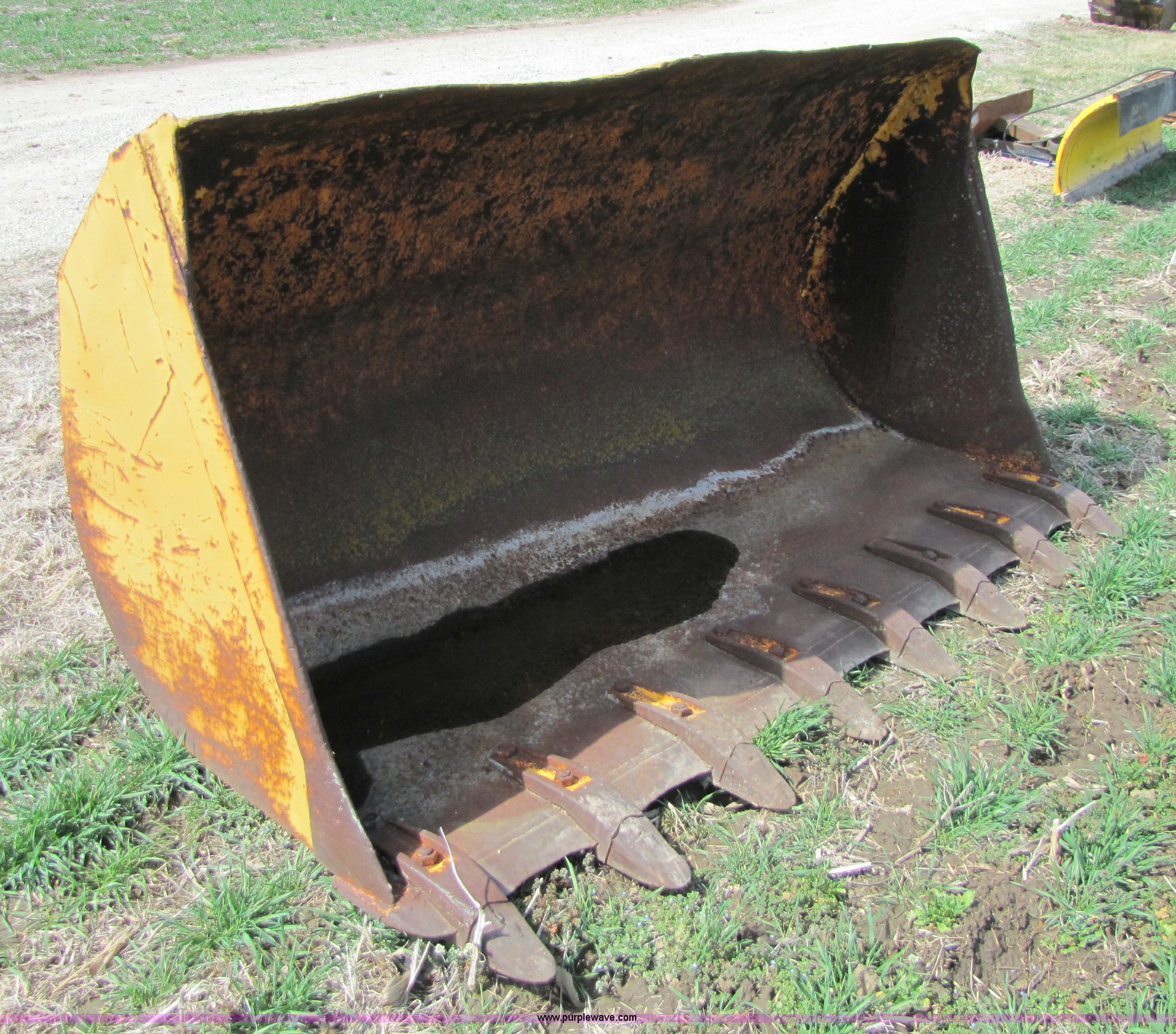 Eight tooth dozer bucket in Wamego, KS | Item 8665 sold | Purple Wave