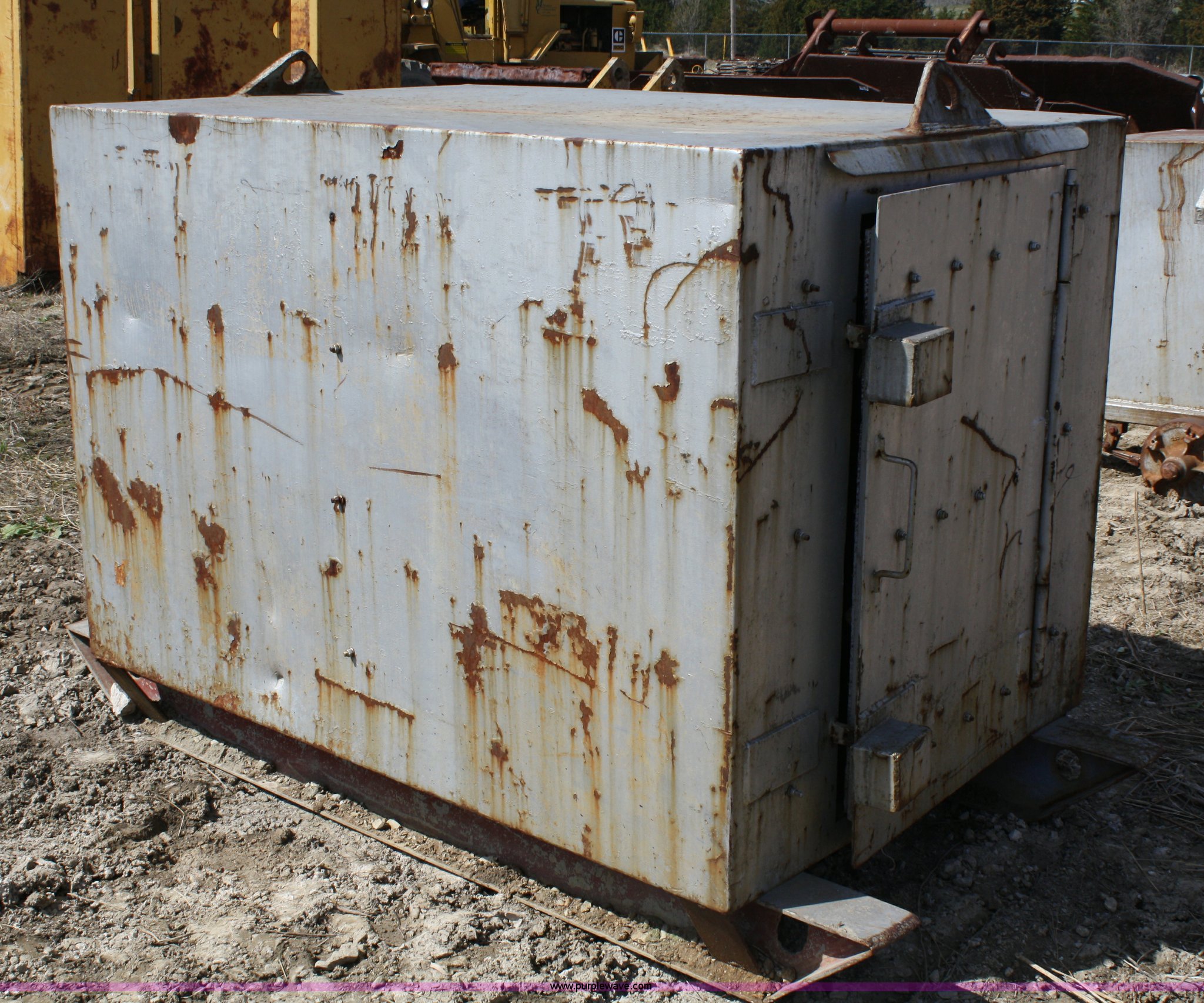 Explosive box in Tonganoxie, KS | Item 5059 sold | Purple Wave