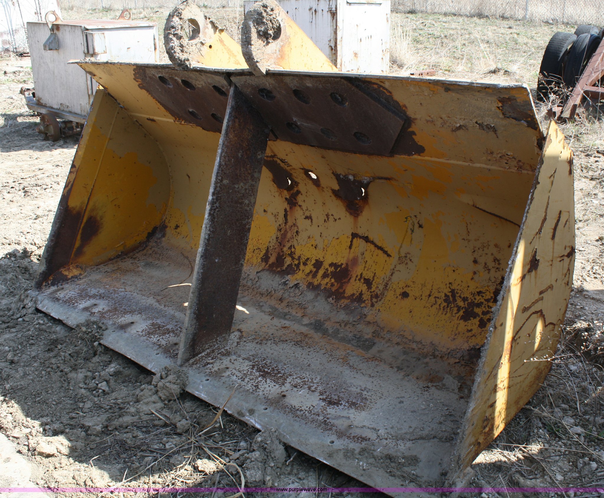 Three yard bucket in Tonganoxie, KS | Item 5071 sold | Purple Wave