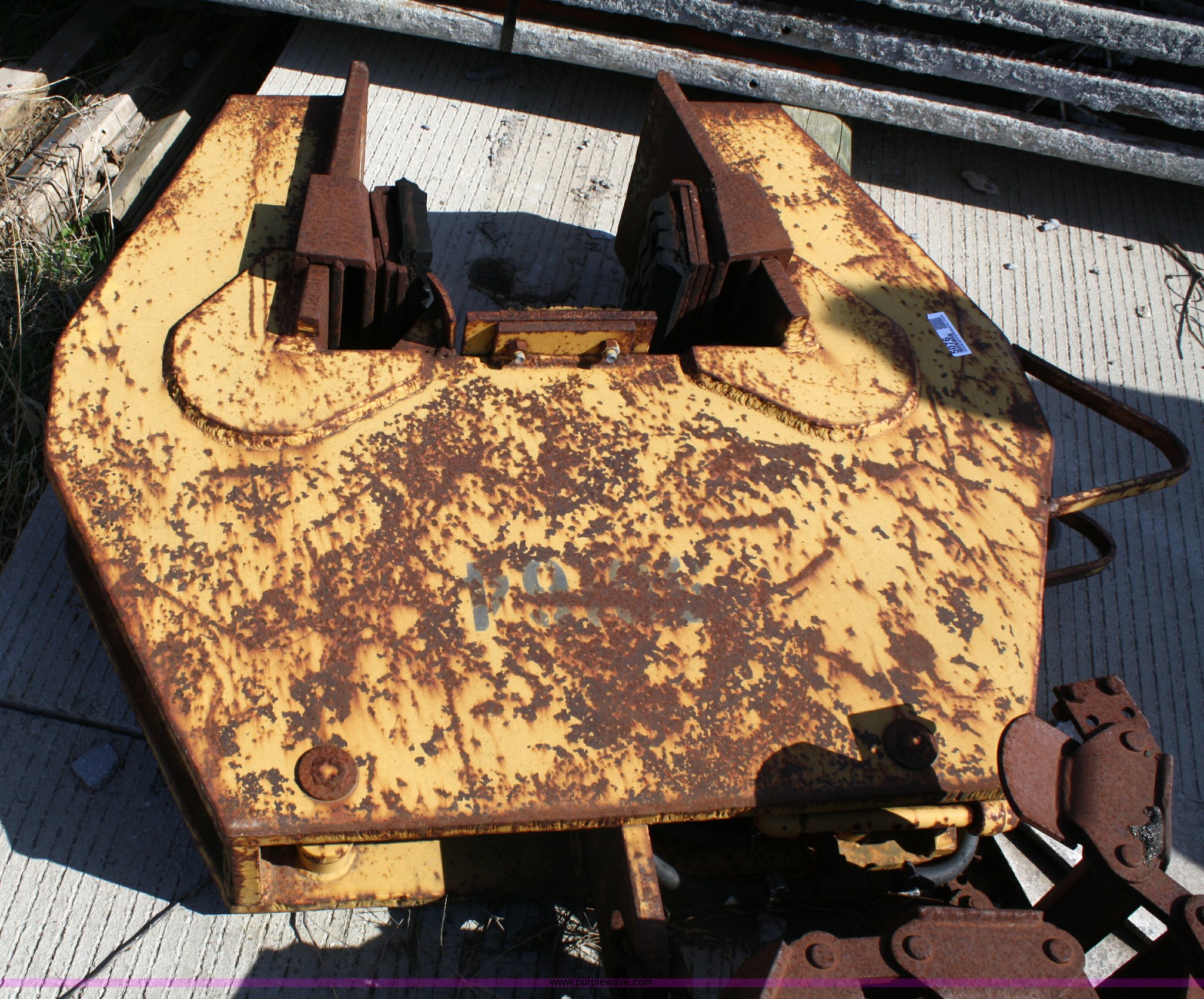 Concrete barrier clamp in Tonganoxie, KS | Item 5076 sold | Purple Wave