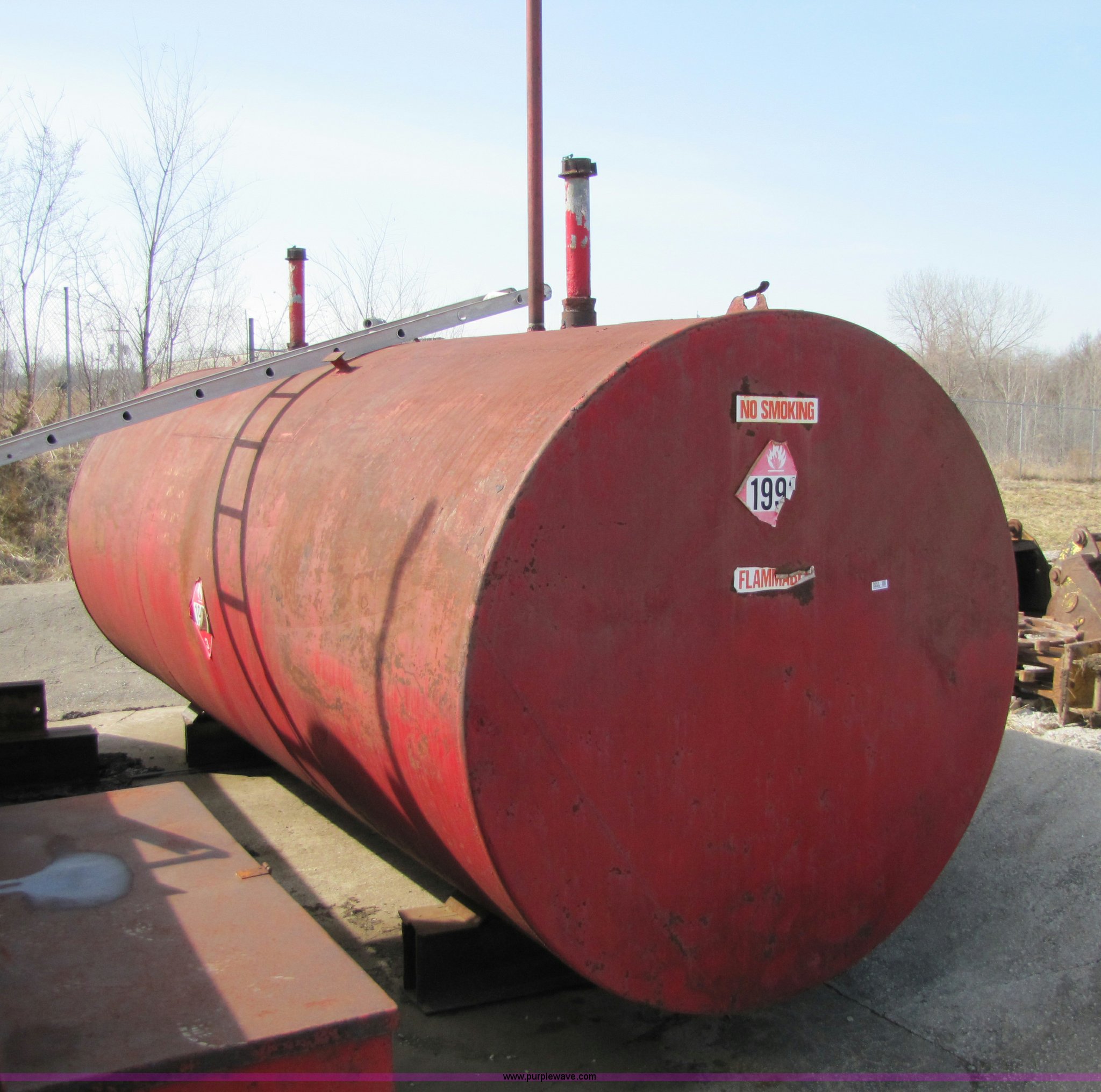 5,000 gallon fuel tank in Tonganoxie, KS | Item 8643 sold | Purple Wave