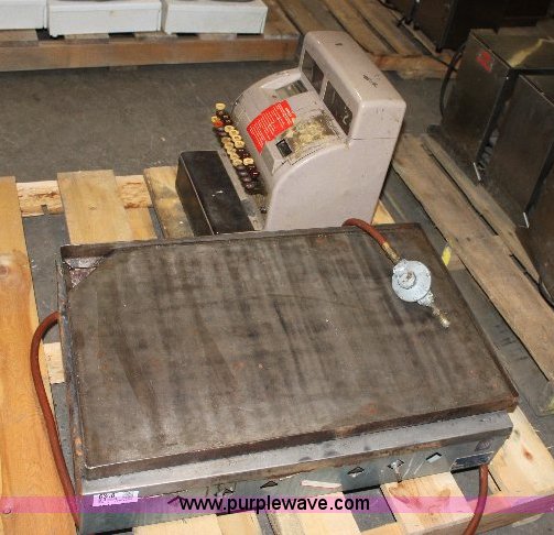 Peerless table top gas grill in Valley Center, KS | Item 6308 sold ...