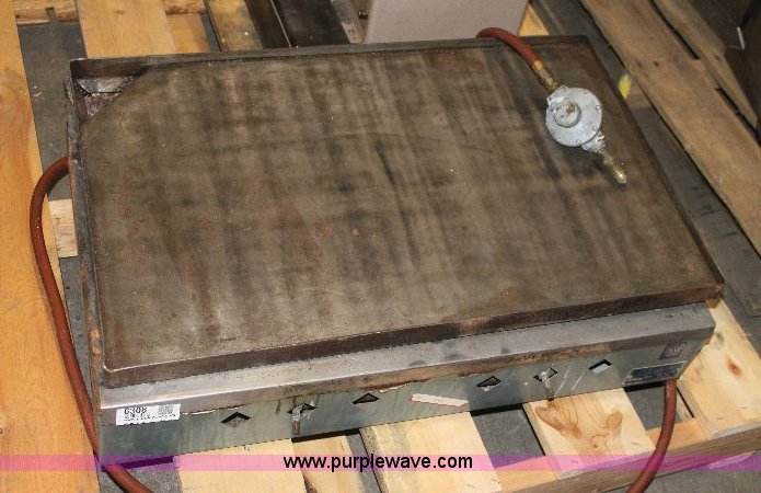 Peerless table top gas grill in Valley Center, KS | Item 6308 sold ...