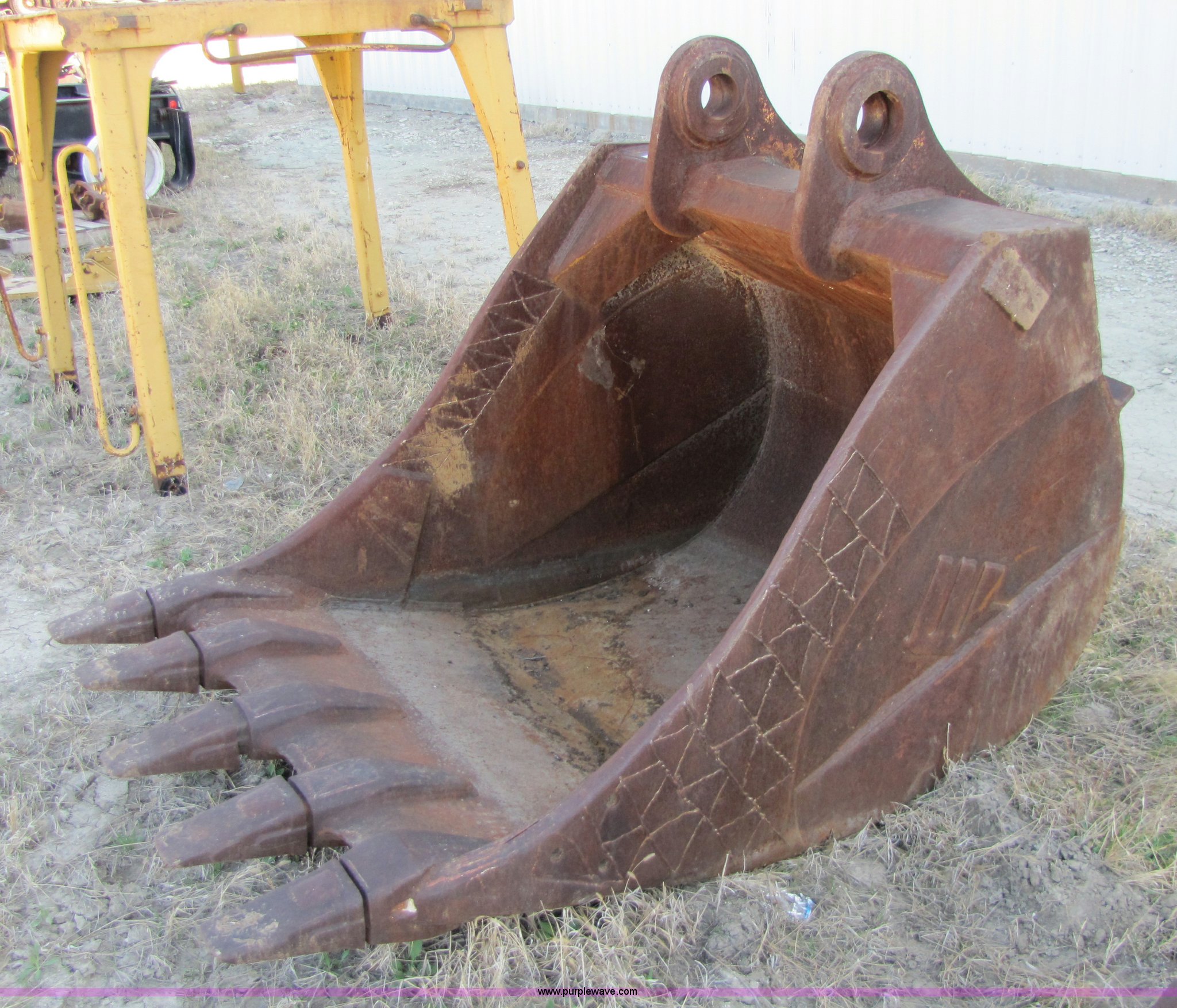 John Deere 992 excavator bucket in Lindsborg, KS | Item 8635 sold ...