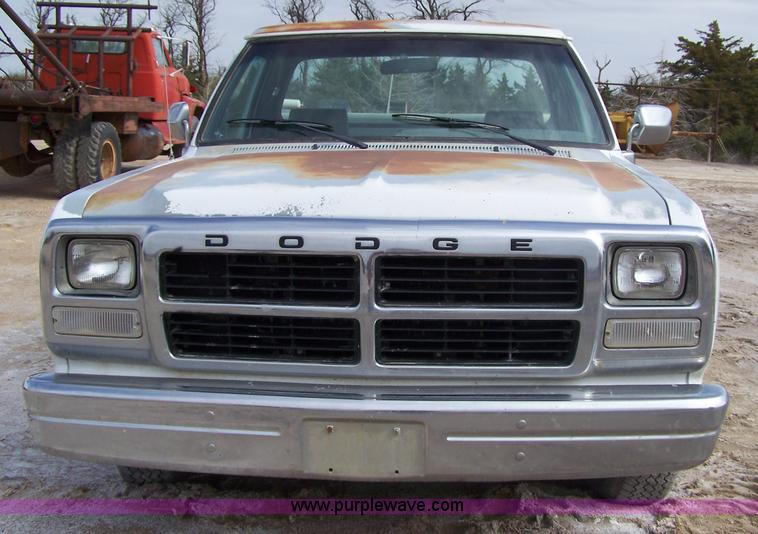 1992 Dodge D150 pickup truck in Hays, KS | Item 7380 sold | Purple Wave