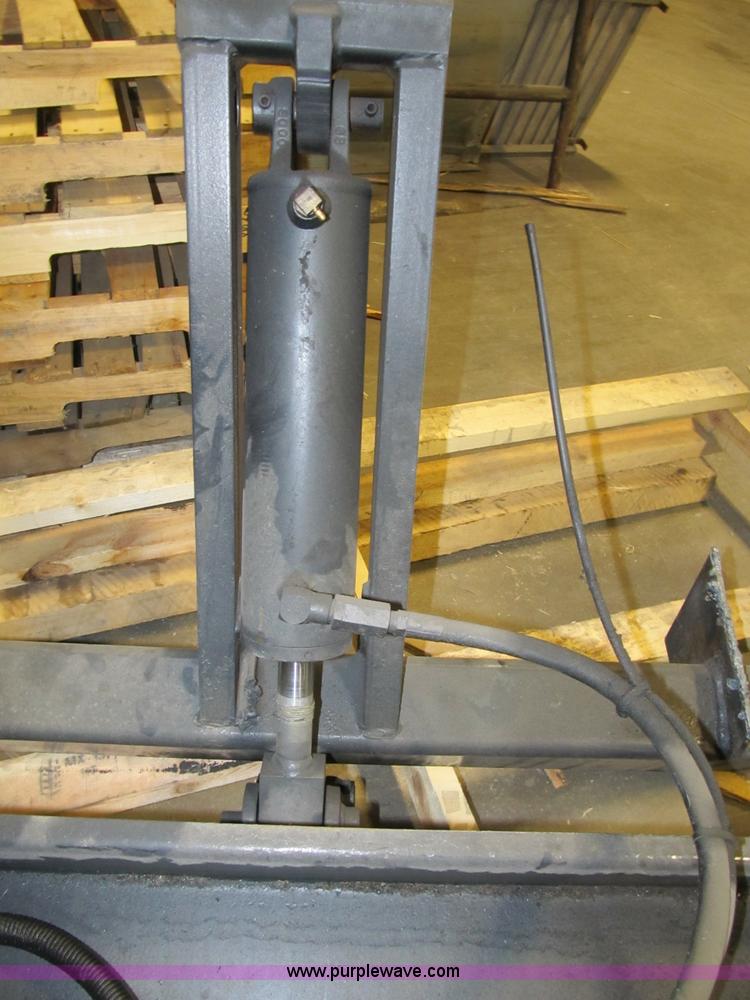 Tommy lift in Des Moines, IA | Item 4143 sold | Purple Wave