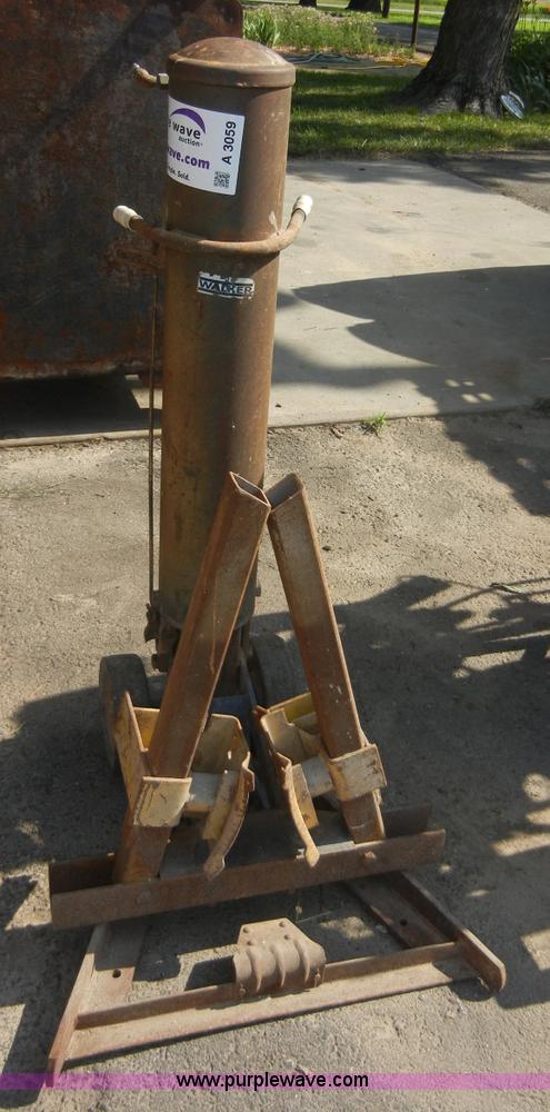 Walker air bumper jack in St Marys, KS | Item A3059 sold | Purple Wave