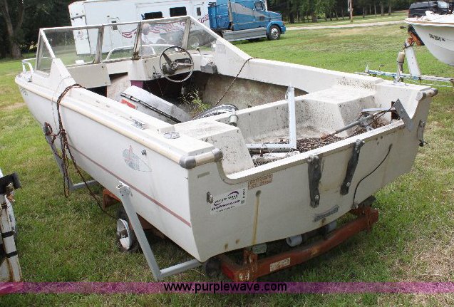 1971 Larson 15' tri-hull boat in Abilene, KS | Item A2610 sold | Purple ...