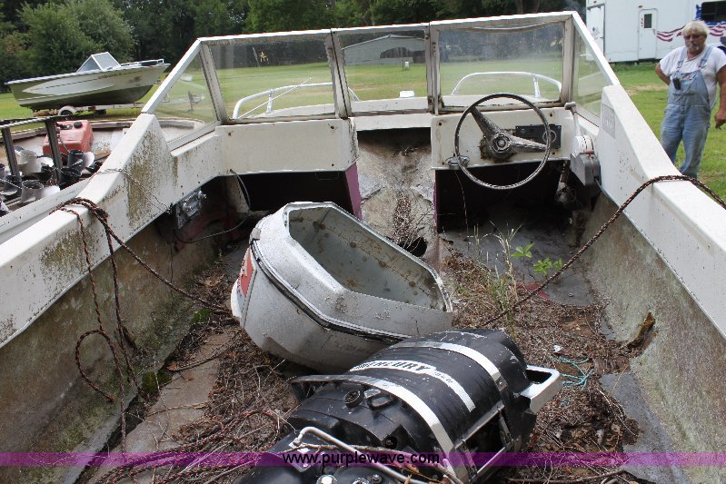 1971 Larson 15' tri-hull boat in Abilene, KS | Item A2610 sold | Purple ...