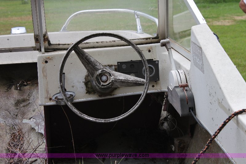 1971 Larson 15' tri-hull boat in Abilene, KS | Item A2610 sold | Purple ...