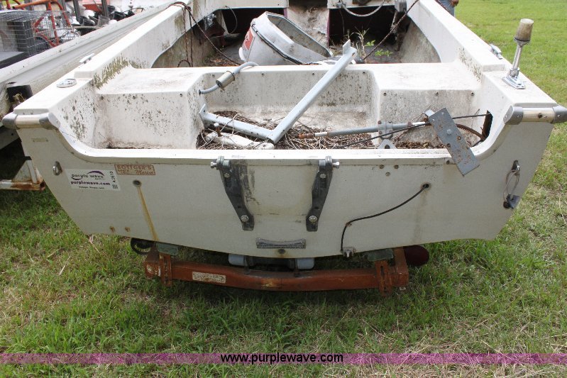 1971 Larson 15' tri-hull boat in Abilene, KS | Item A2610 sold | Purple ...