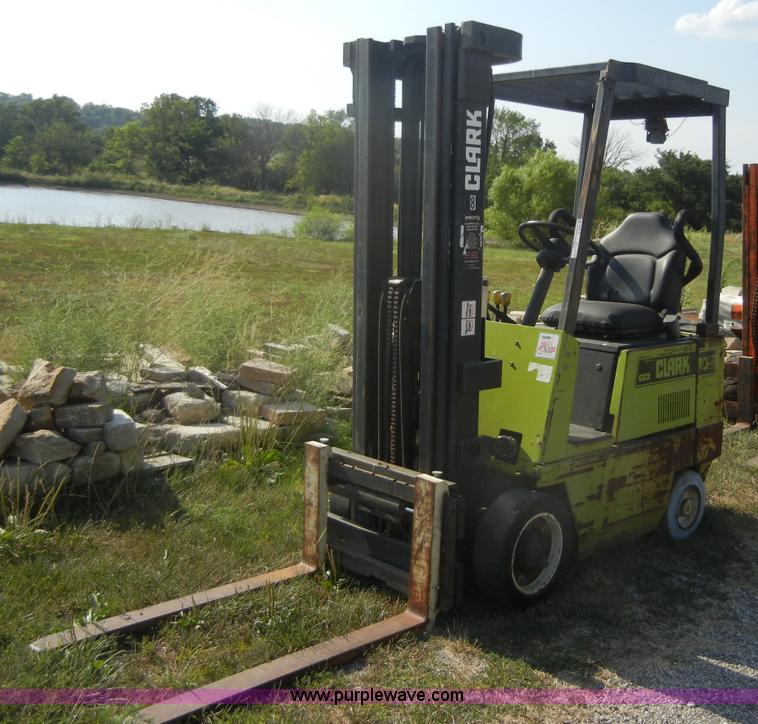 Clark 15E GCX forklift in Paola, KS | Item A9939 sold | Purple Wave