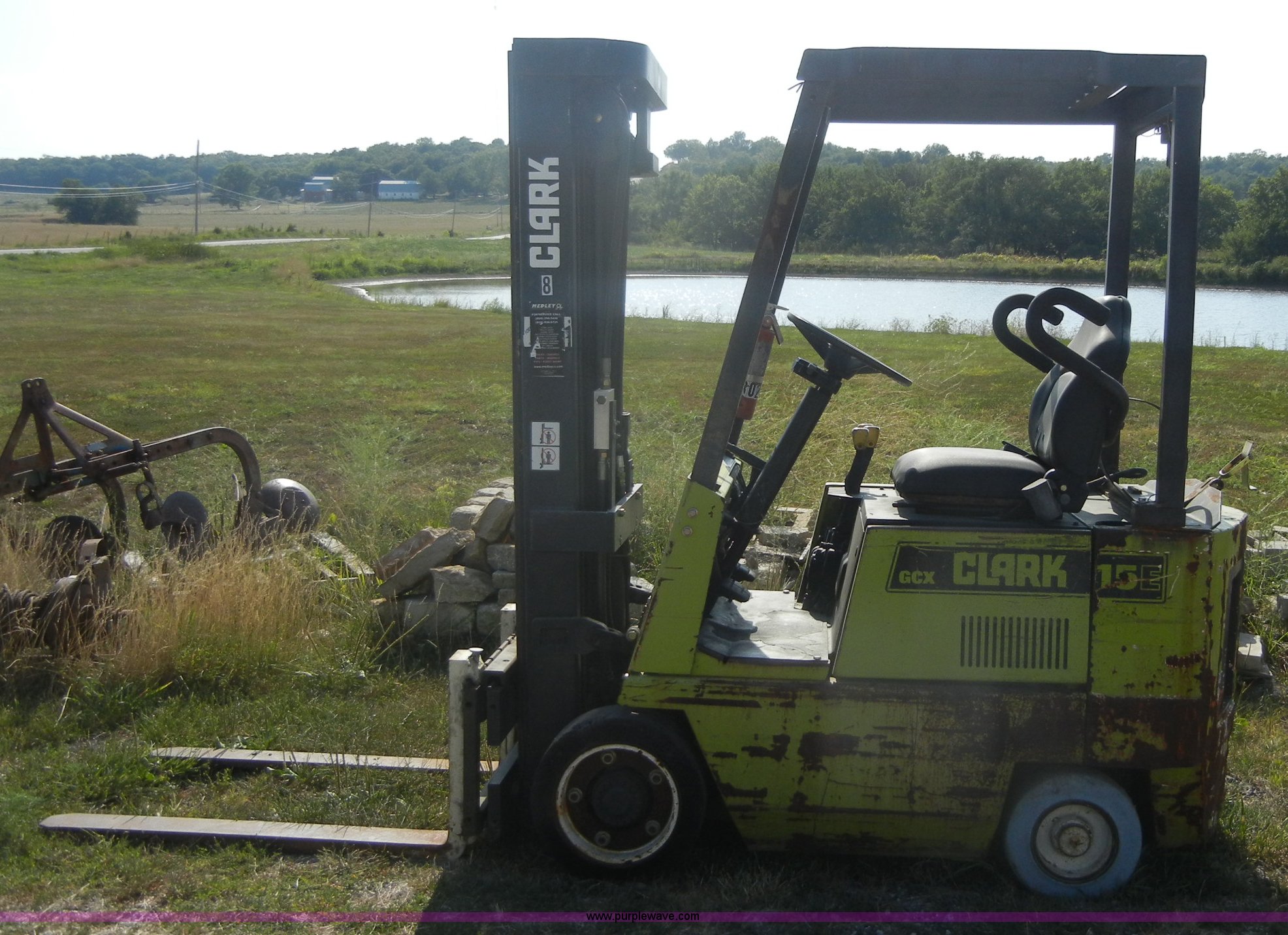 Clark 15E GCX forklift in Paola, KS | Item A9939 sold | Purple Wave