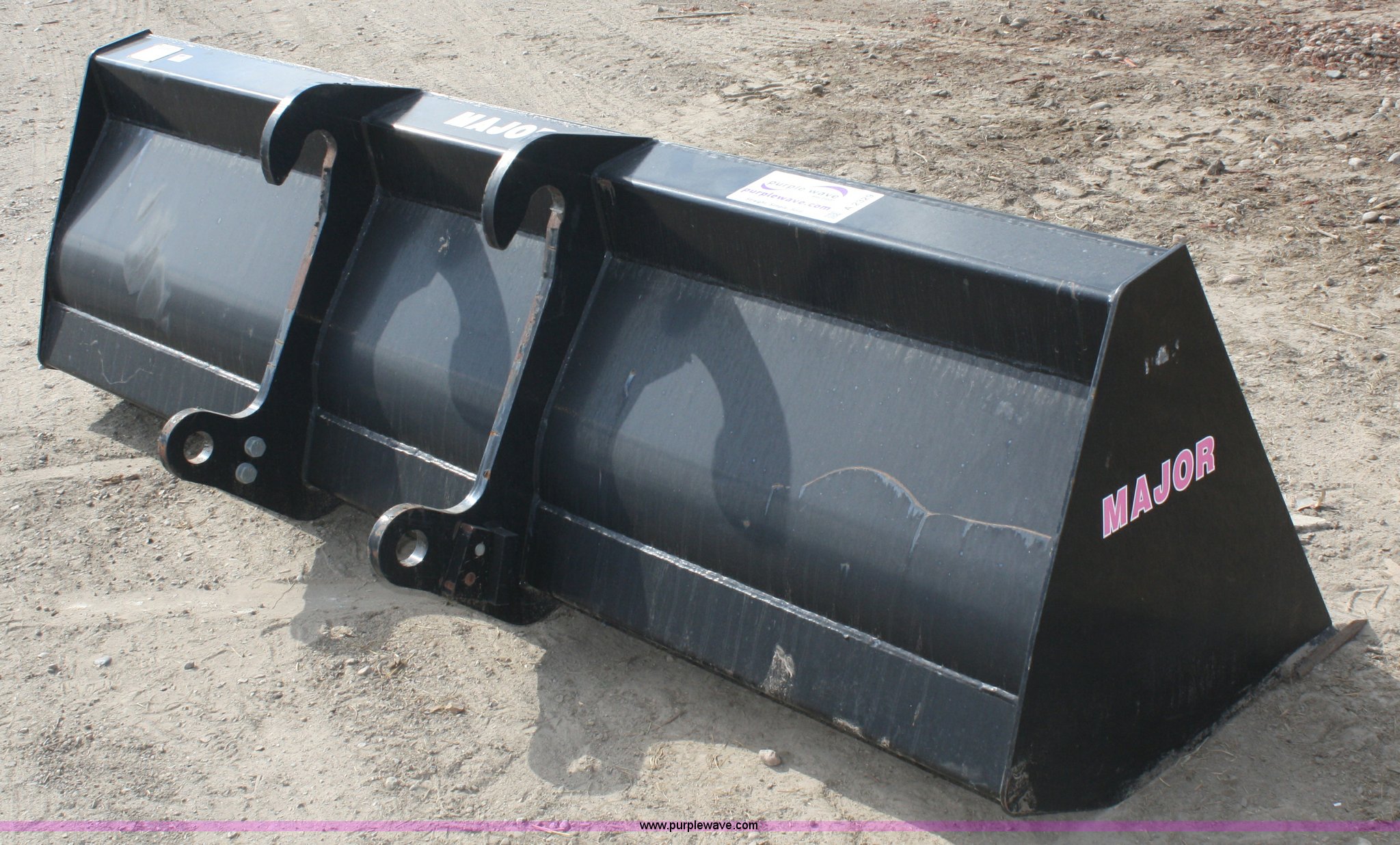 Mayor 1 yd. loader bucket in Lawrence, KS | Item A2329 sold | Purple Wave