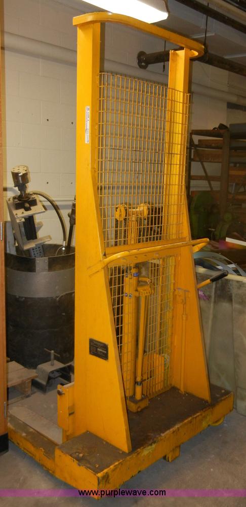 Blue Giant hydraulic pallet lift in Lawrence, KS | Item F9277 sold ...