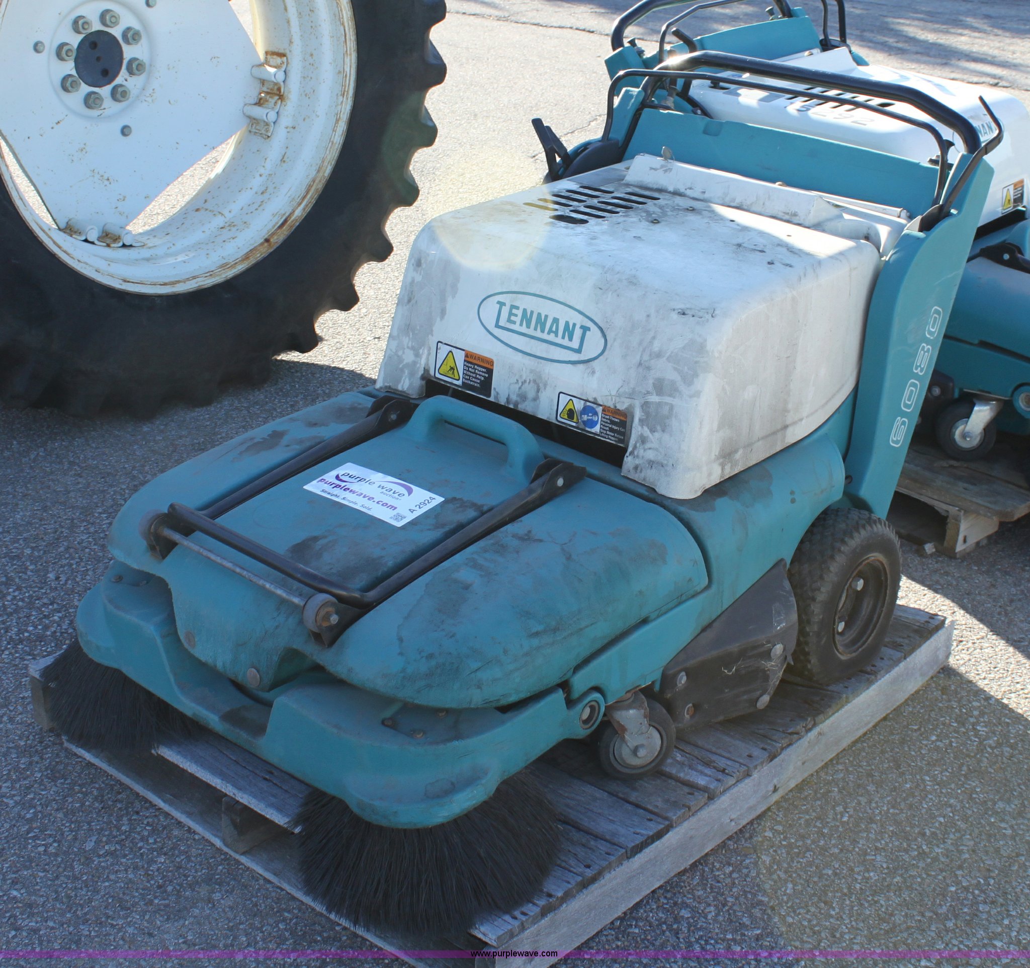 Tennant 6080 floor sweeper in Wichita, KS | Item A2924 sold | Purple Wave