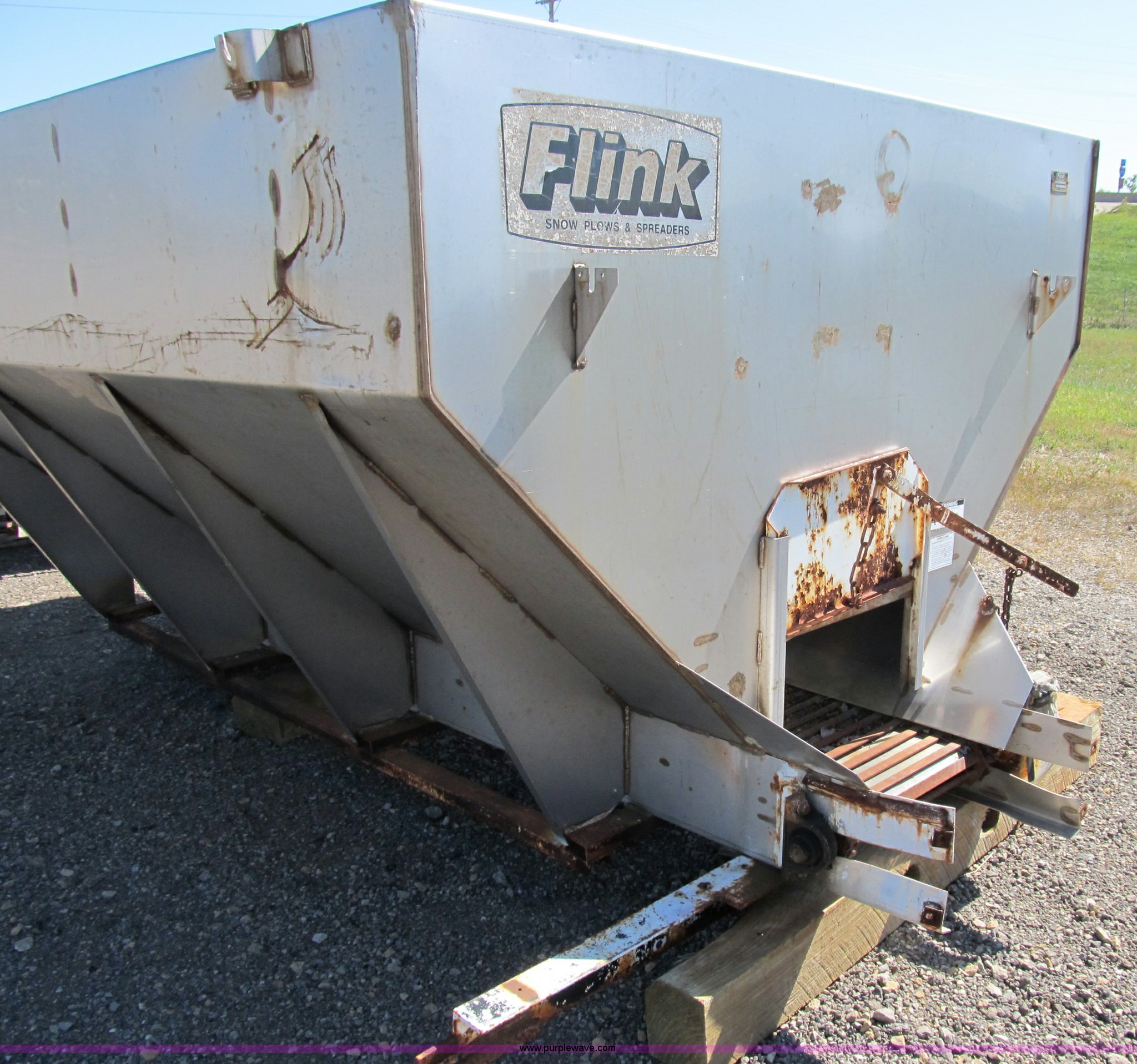 Flink spreader box in Topeka, KS | Item B9282 sold | Purple Wave