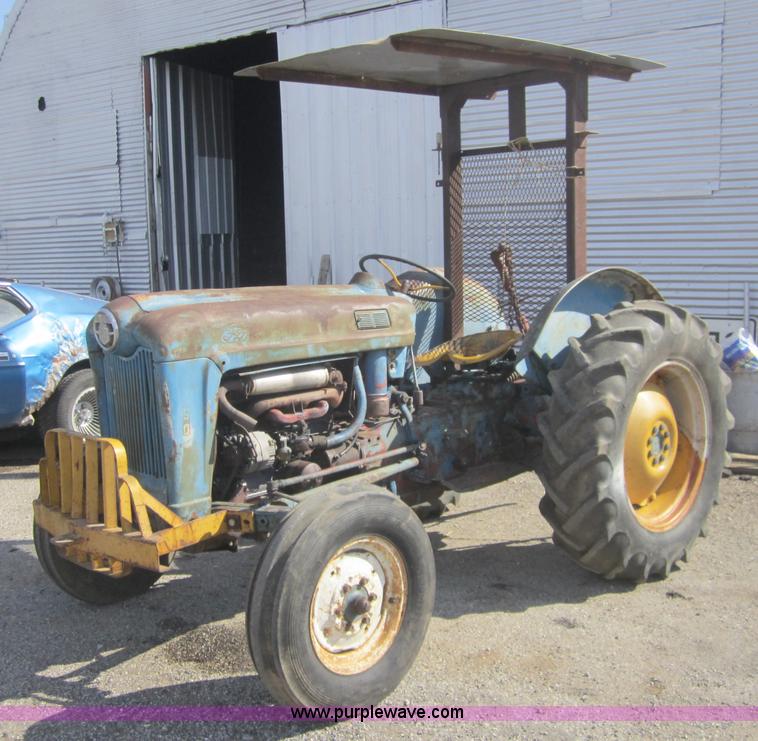 Ford 800 tractor in Columbus, KS | Item C5064 sold | Purple Wave