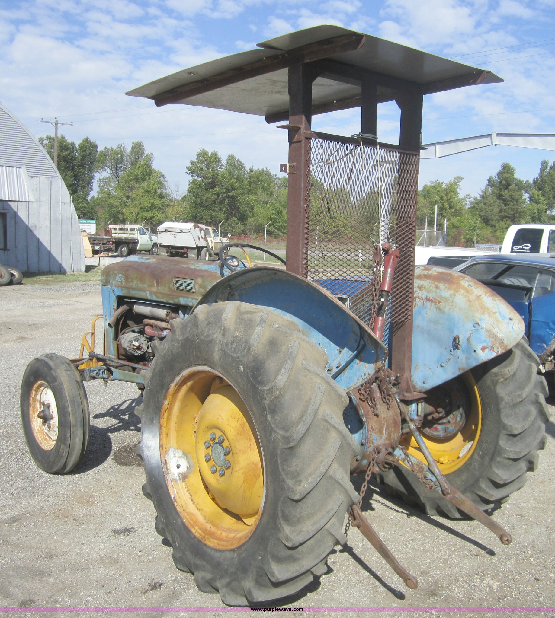 Ford 800 tractor in Columbus, KS | Item C5064 sold | Purple Wave